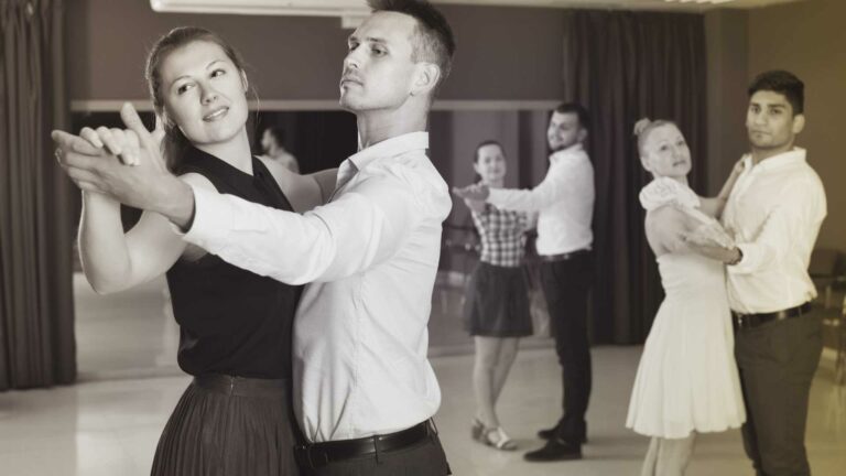 Comment apprendre les pas de base de la valse