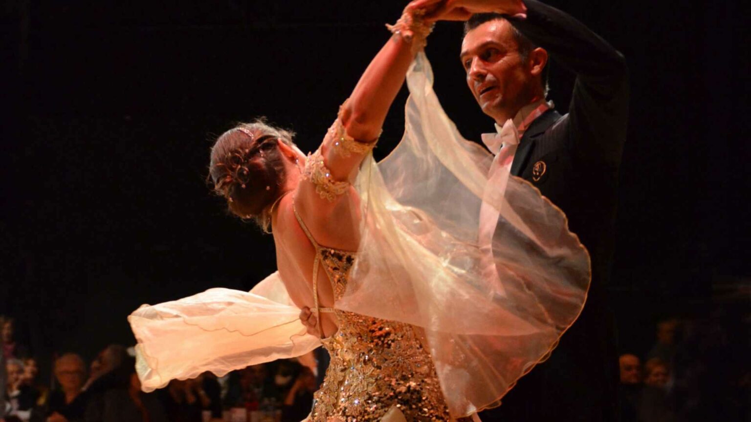 Comment apprendre les pas de base de la valse